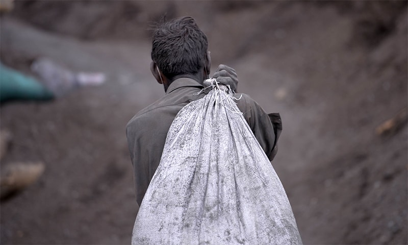 Pakistan's 70pc labour force 'working without formal paperwork': report ...