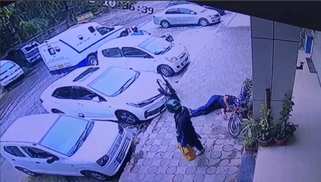 Islamabad bank heist caught on CCTV: robbers kill one, injure two ...